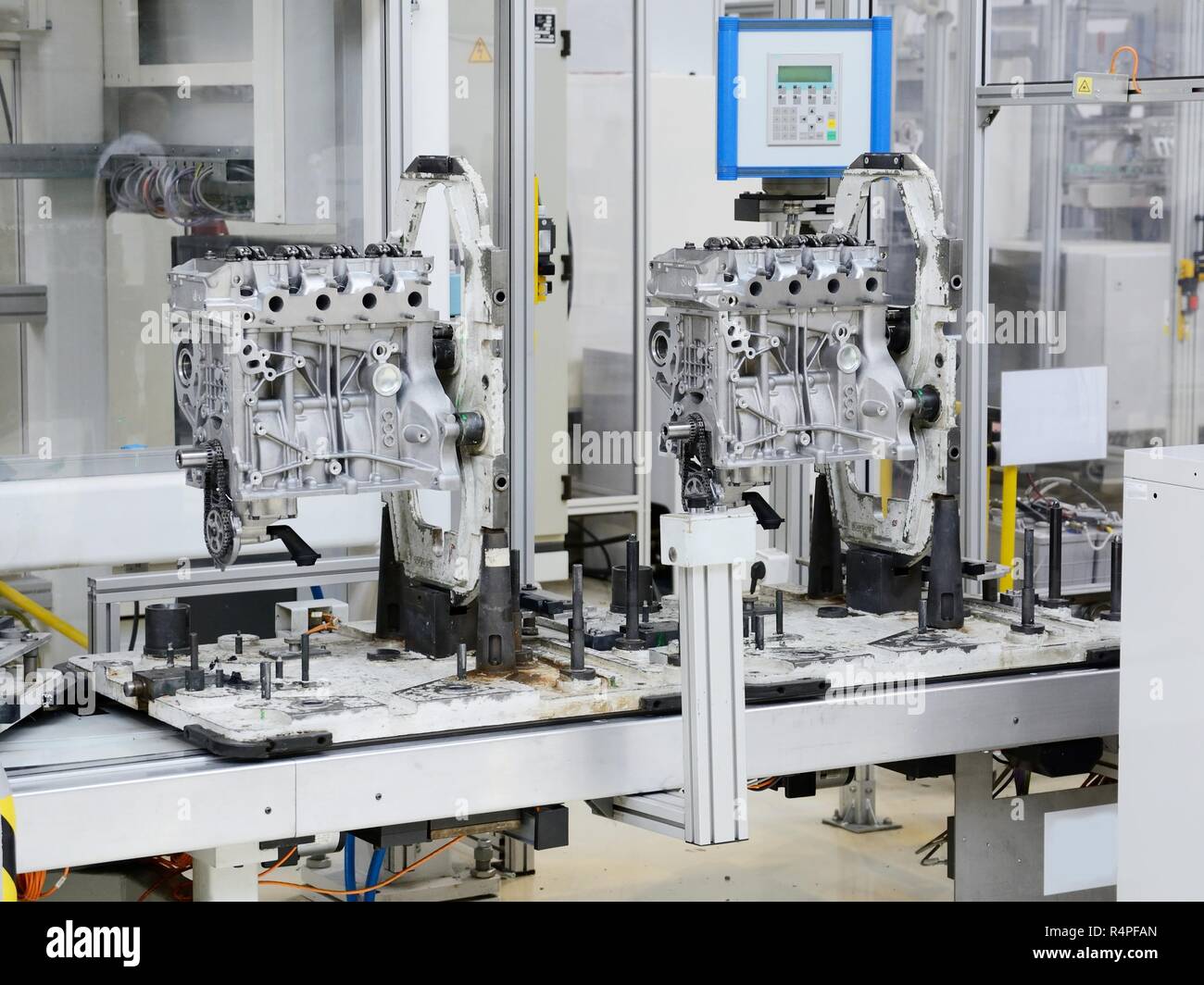 Engine assembly robot hi-res stock photography and images - Alamy