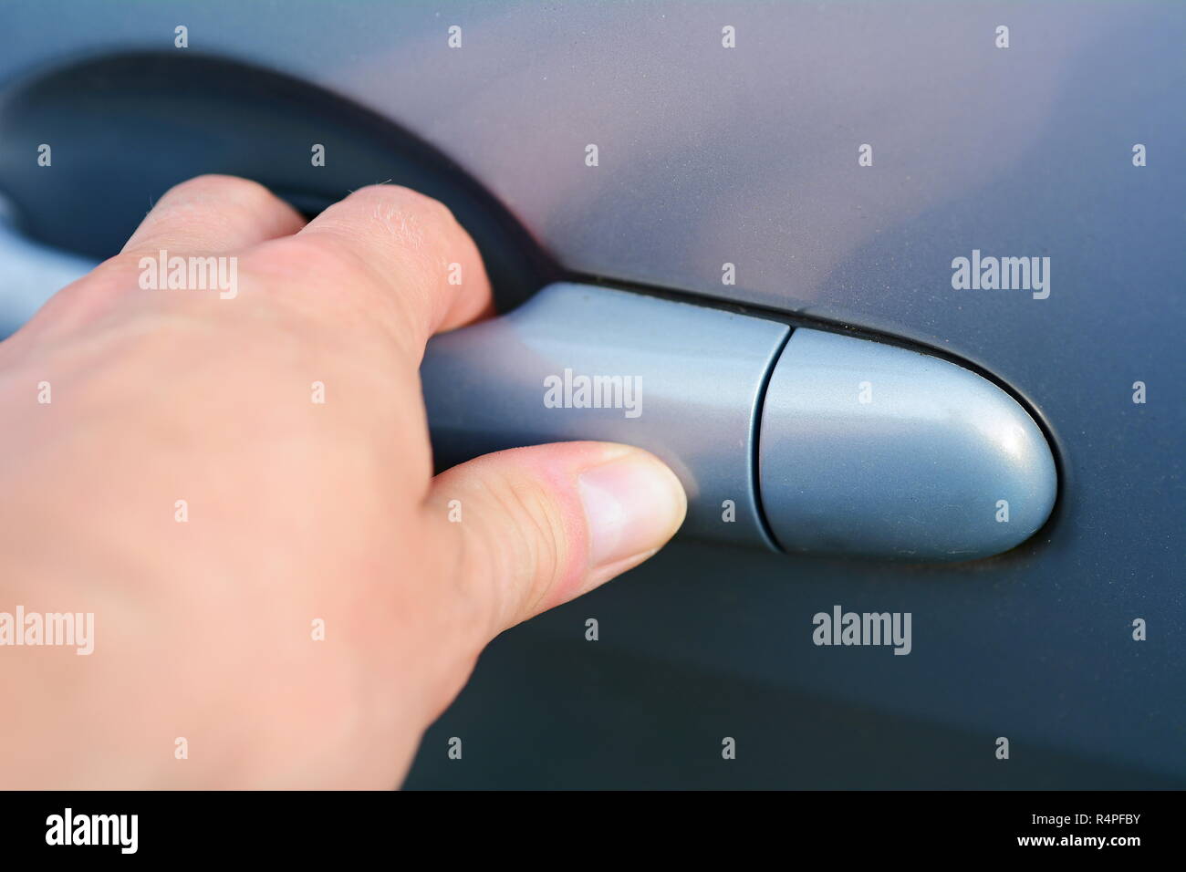 Hand opening the car door Stock Photo - Alamy