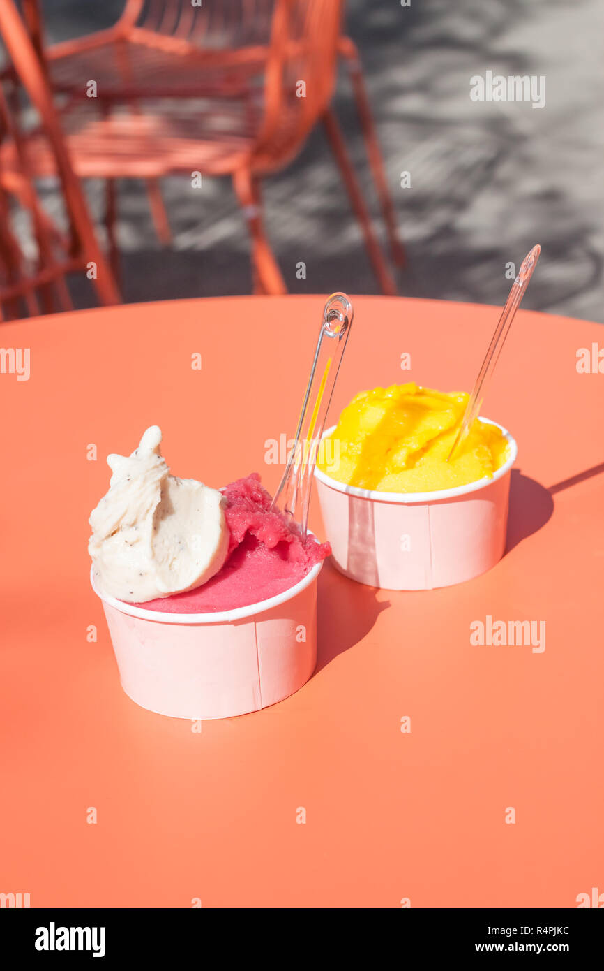 Italian ice paper cup hi-res stock photography and images - Alamy