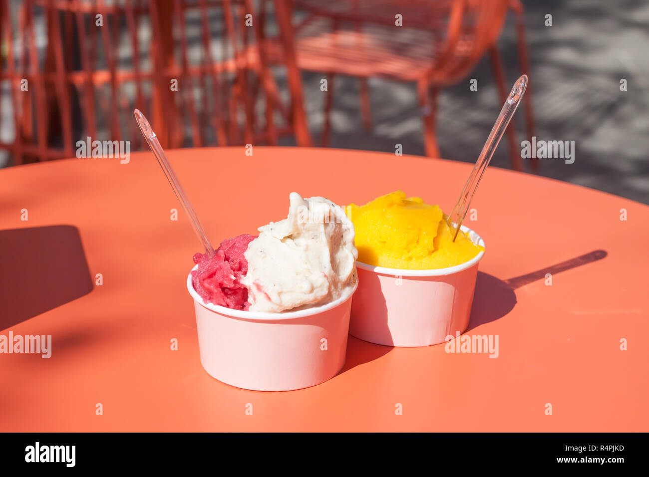 Italian ice paper cup hi-res stock photography and images - Alamy