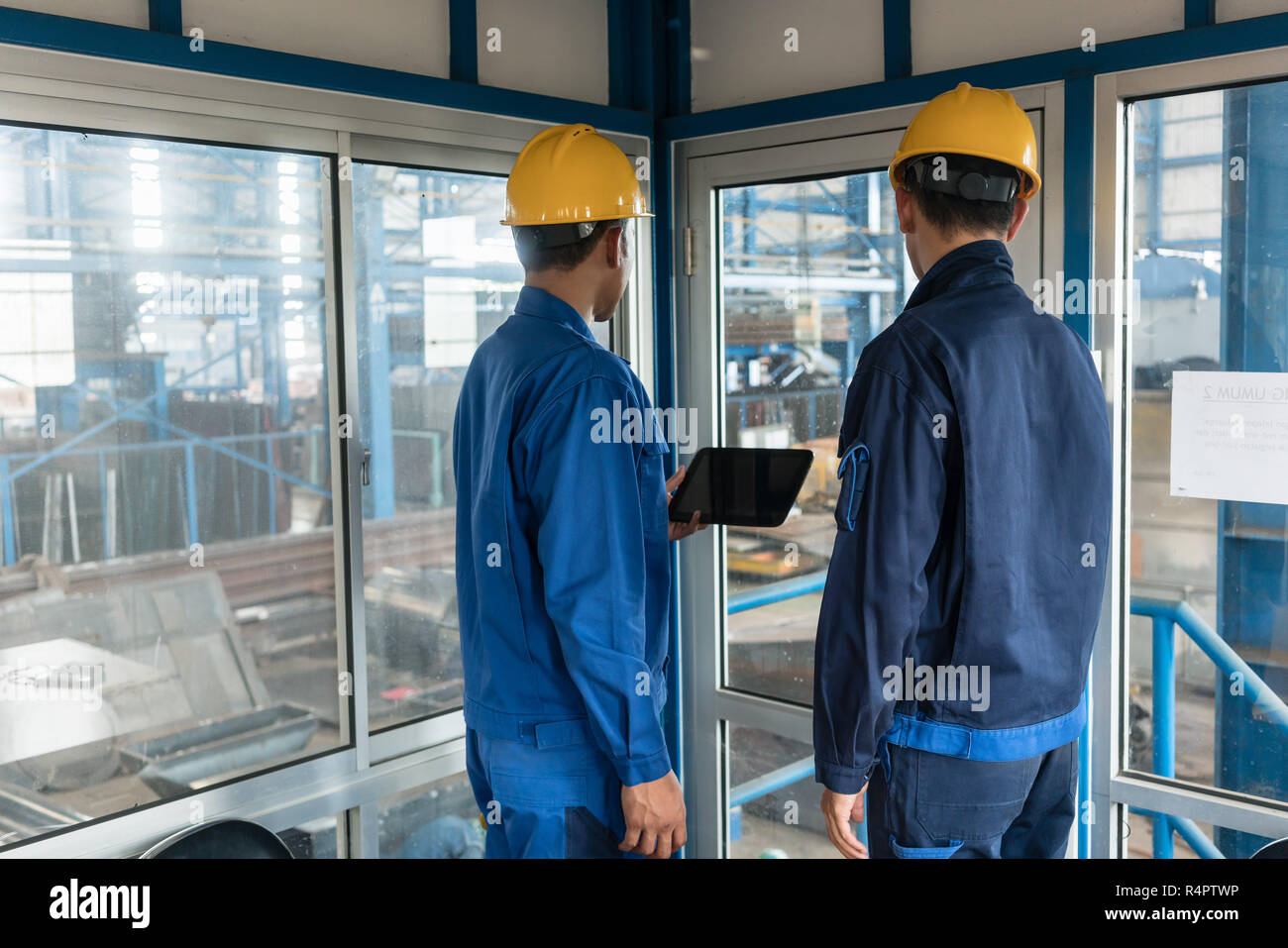 Two business man safety hats hi-res stock photography and images - Alamy