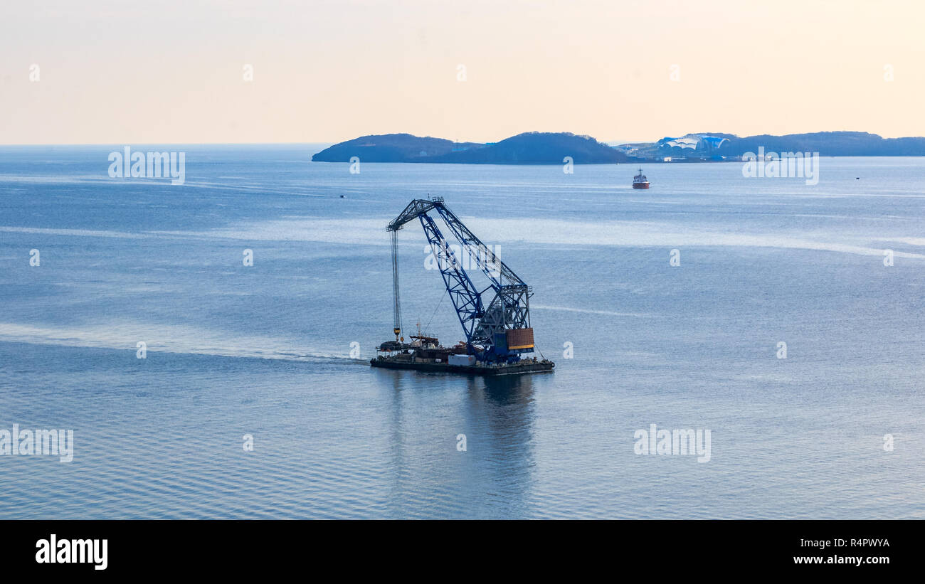 Floating heavy lift crane port hi-res stock photography and images - Alamy