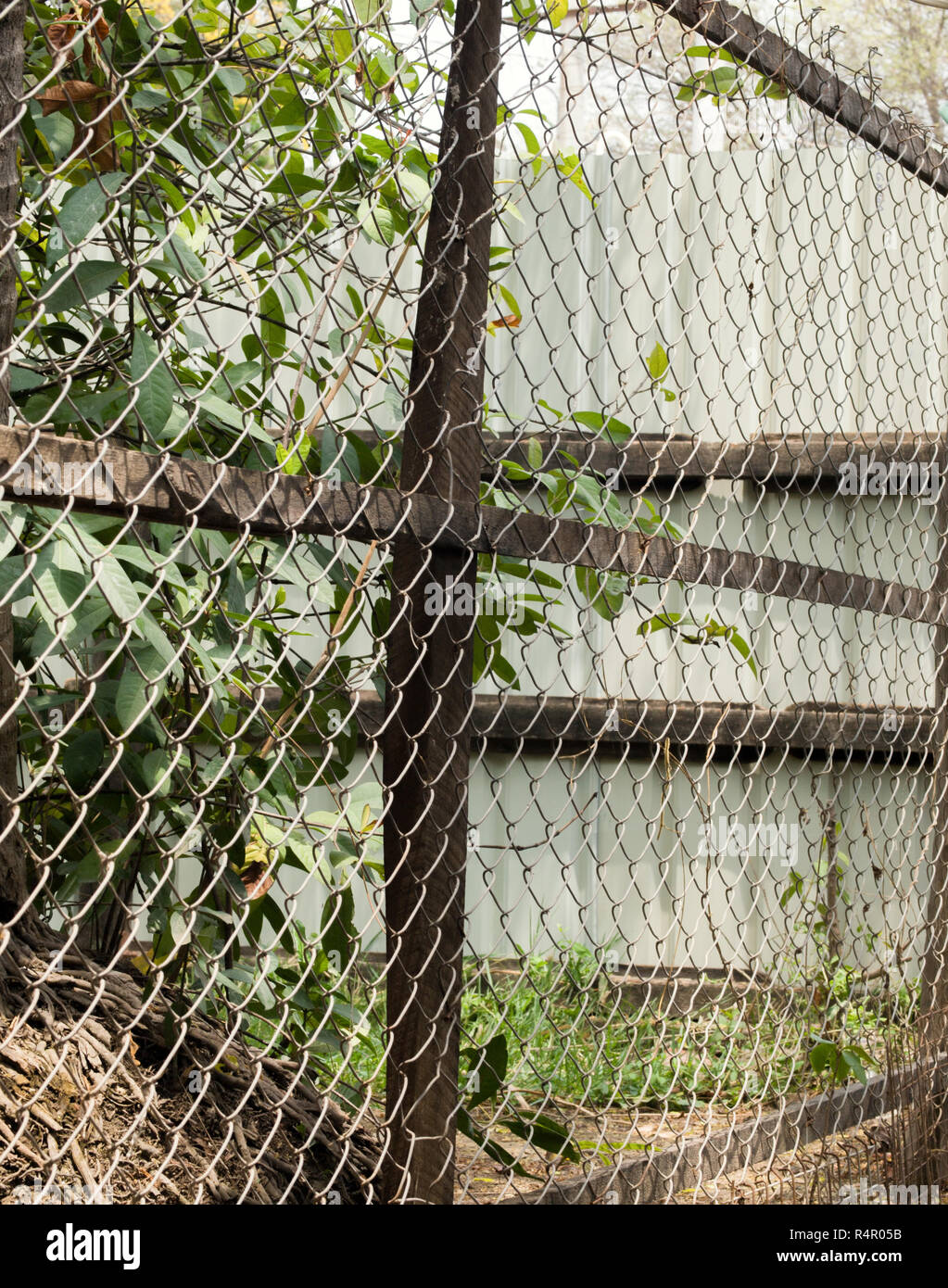 COLOR PHOTO OF CHAIN-LINK FENCE Stock Photo - Alamy