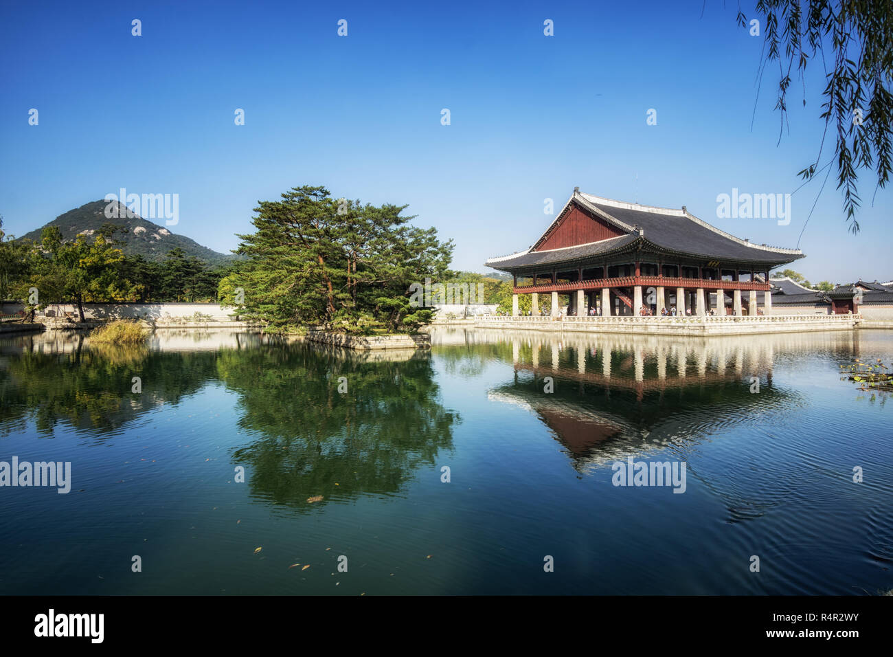 gyeonghoeru pavilion reflections in gyeongbokgung palace in seoul south ...