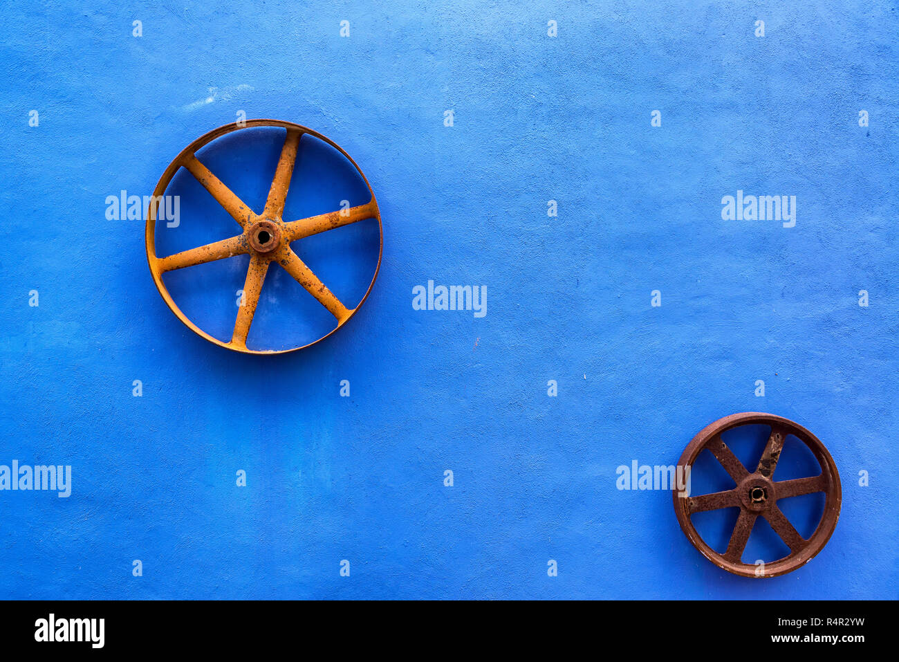 Blue Colonial Wall Stock Photo - Alamy