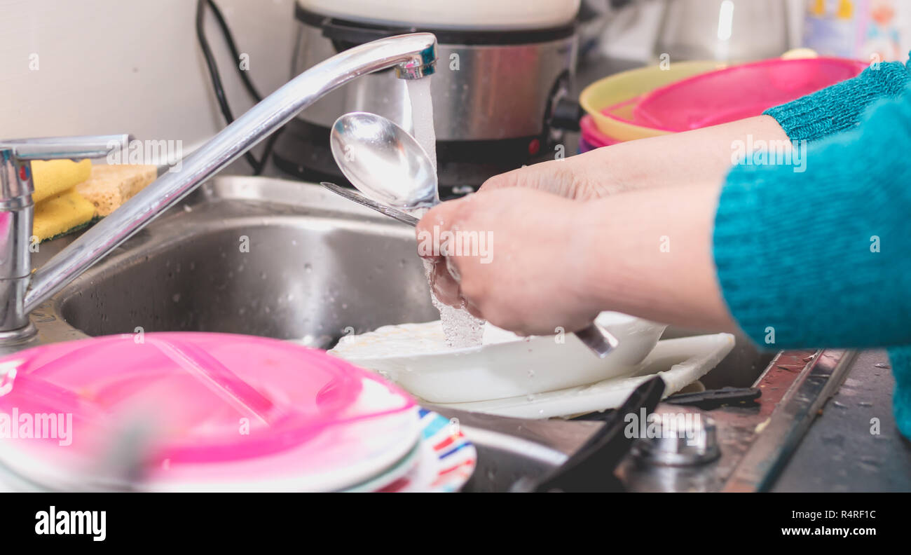 Close up of the hand doing dishes Stock Photo - Alamy