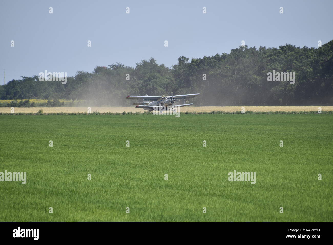 Short field landing hi-res stock photography and images - Alamy