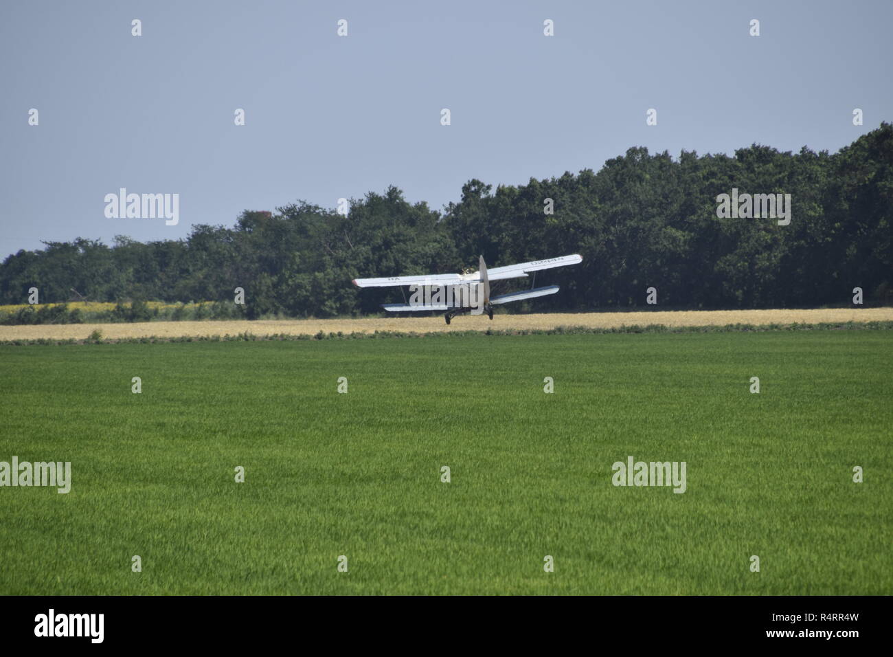 Short field landing hi-res stock photography and images - Alamy