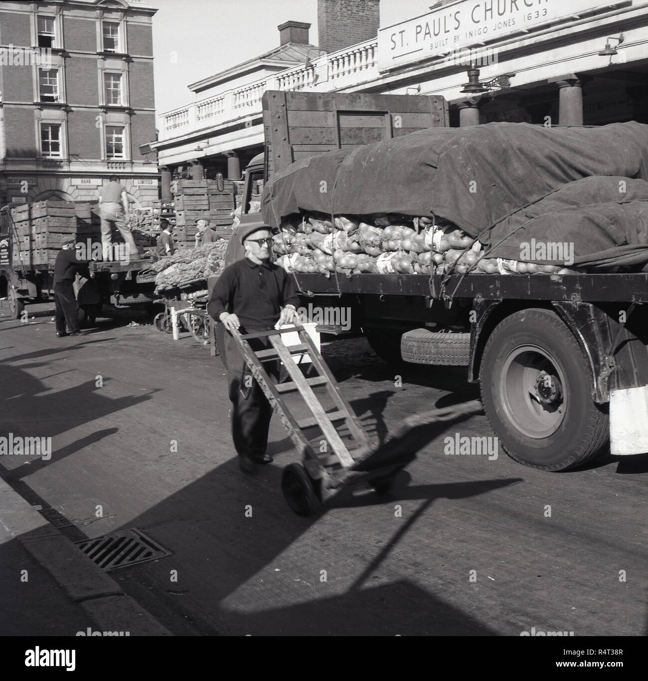 Covent garden london 1950s hi-res stock photography and images - Alamy