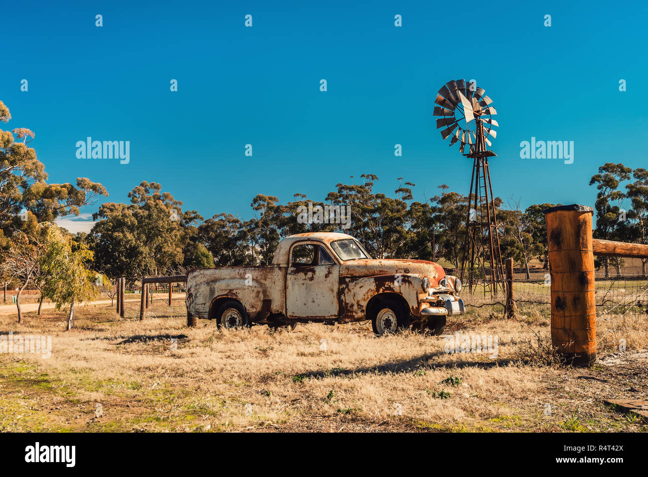 Abandoned car australia hi-res stock photography and images - Alamy