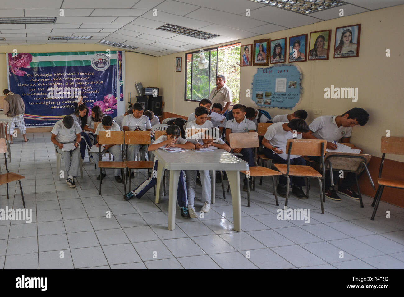 School from ecuador hi-res stock photography and images - Alamy