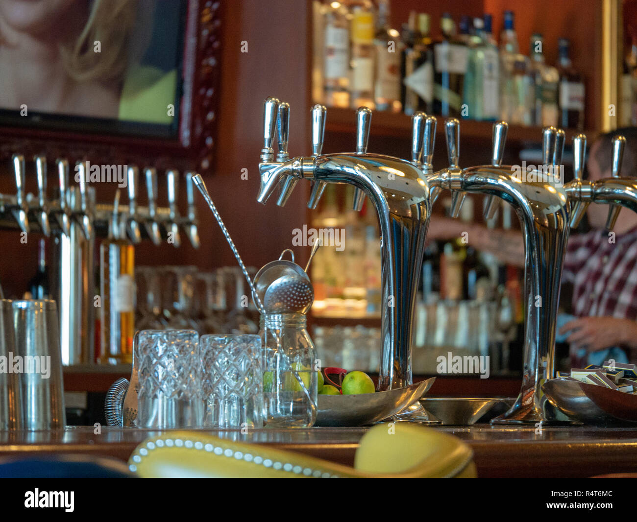 Dim lit bar hi-res stock photography and images - Alamy