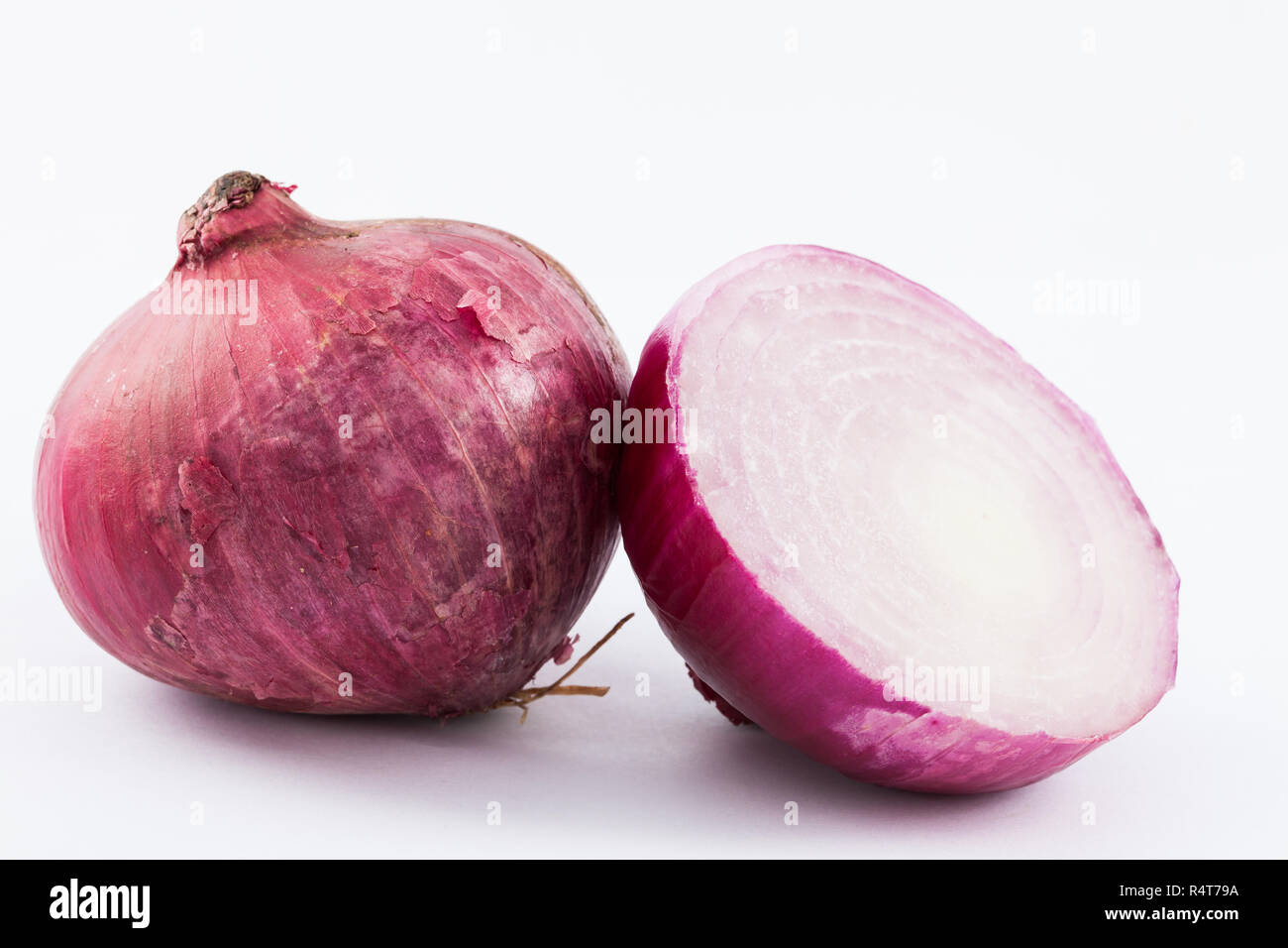Red bulb onion (Allium cepa) isolated Stock Photo - Alamy