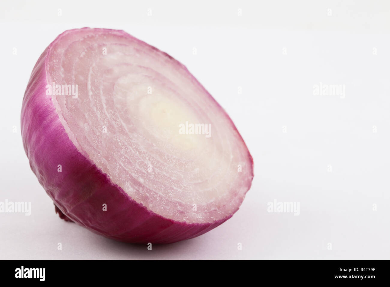 Red bulb onion (Allium cepa) isolated Stock Photo - Alamy