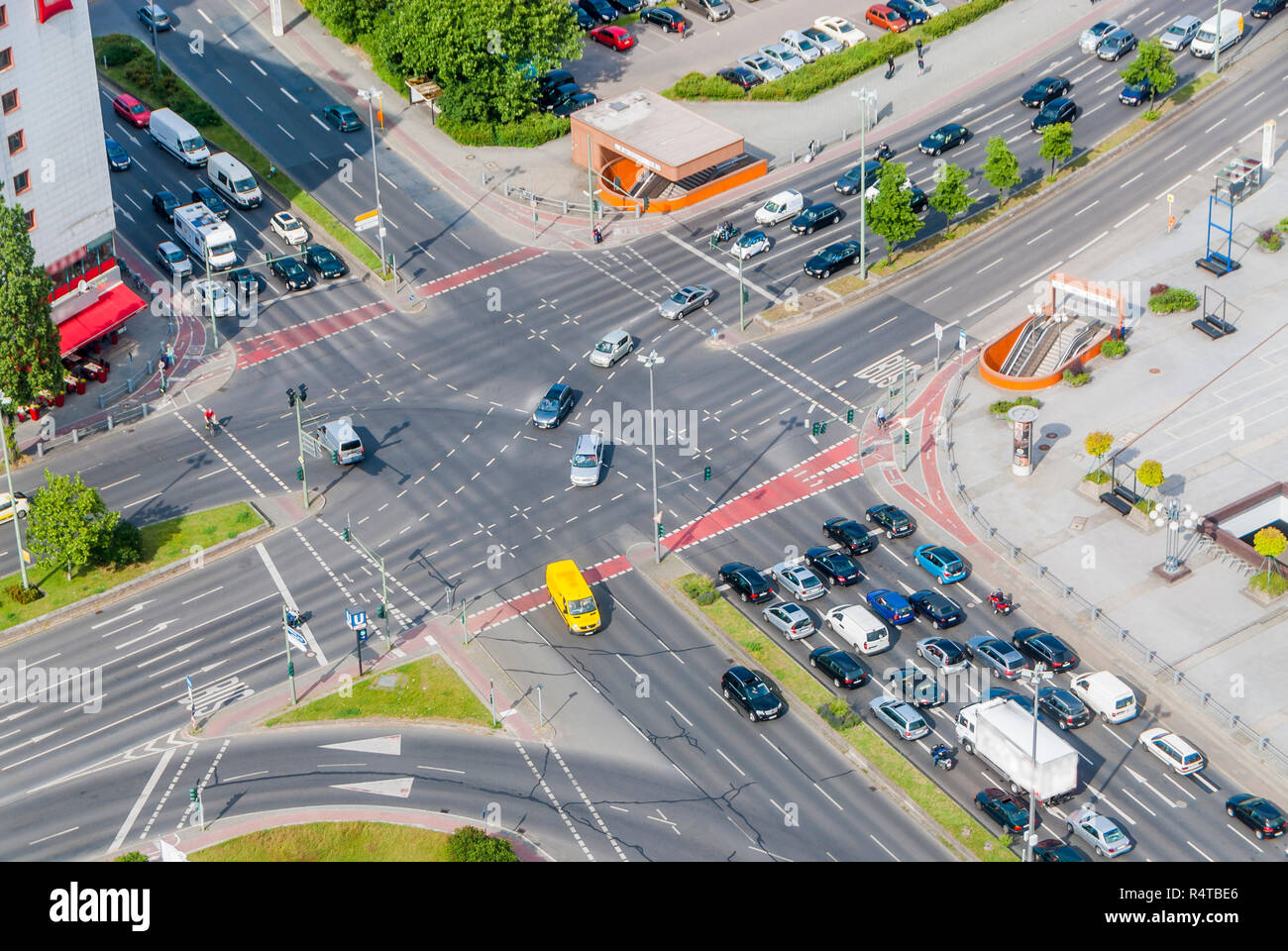 Crossroad with traffic lights hi-res stock photography and images - Alamy