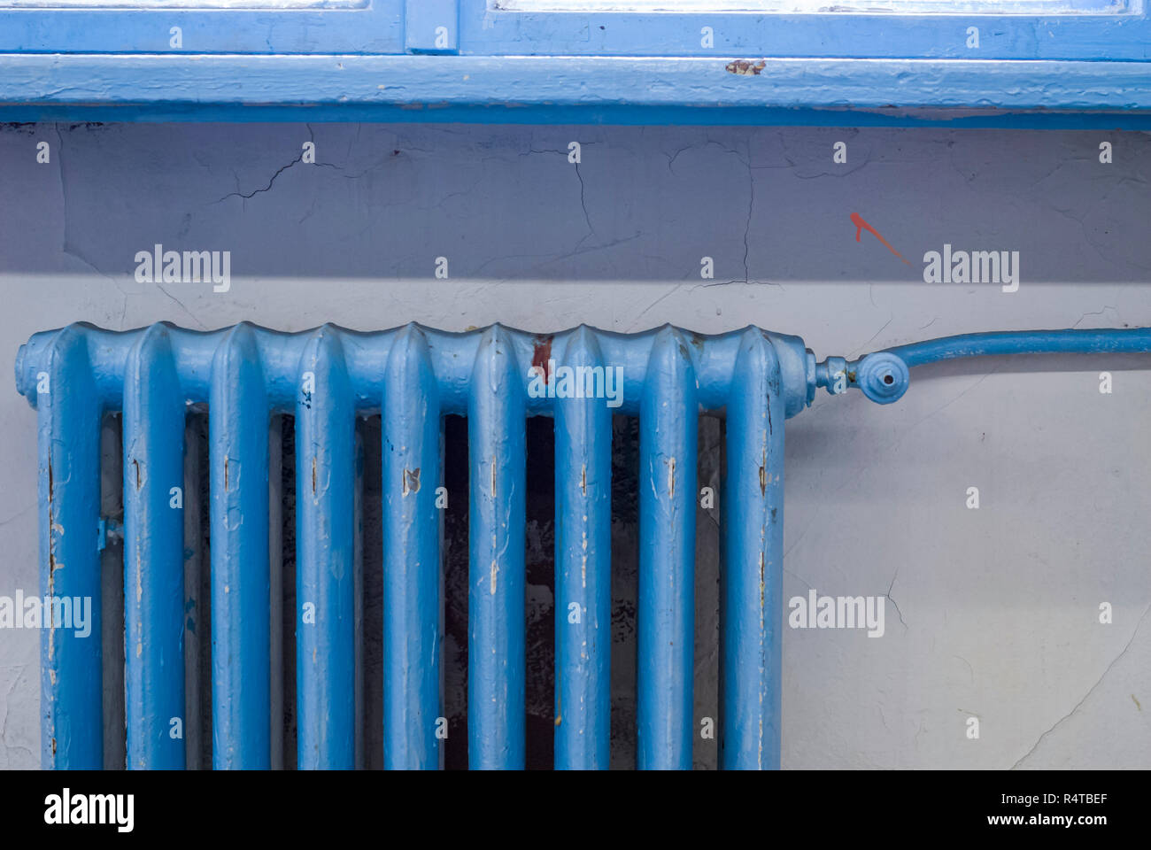 Rusty old blue radiator Stock Photo - Alamy