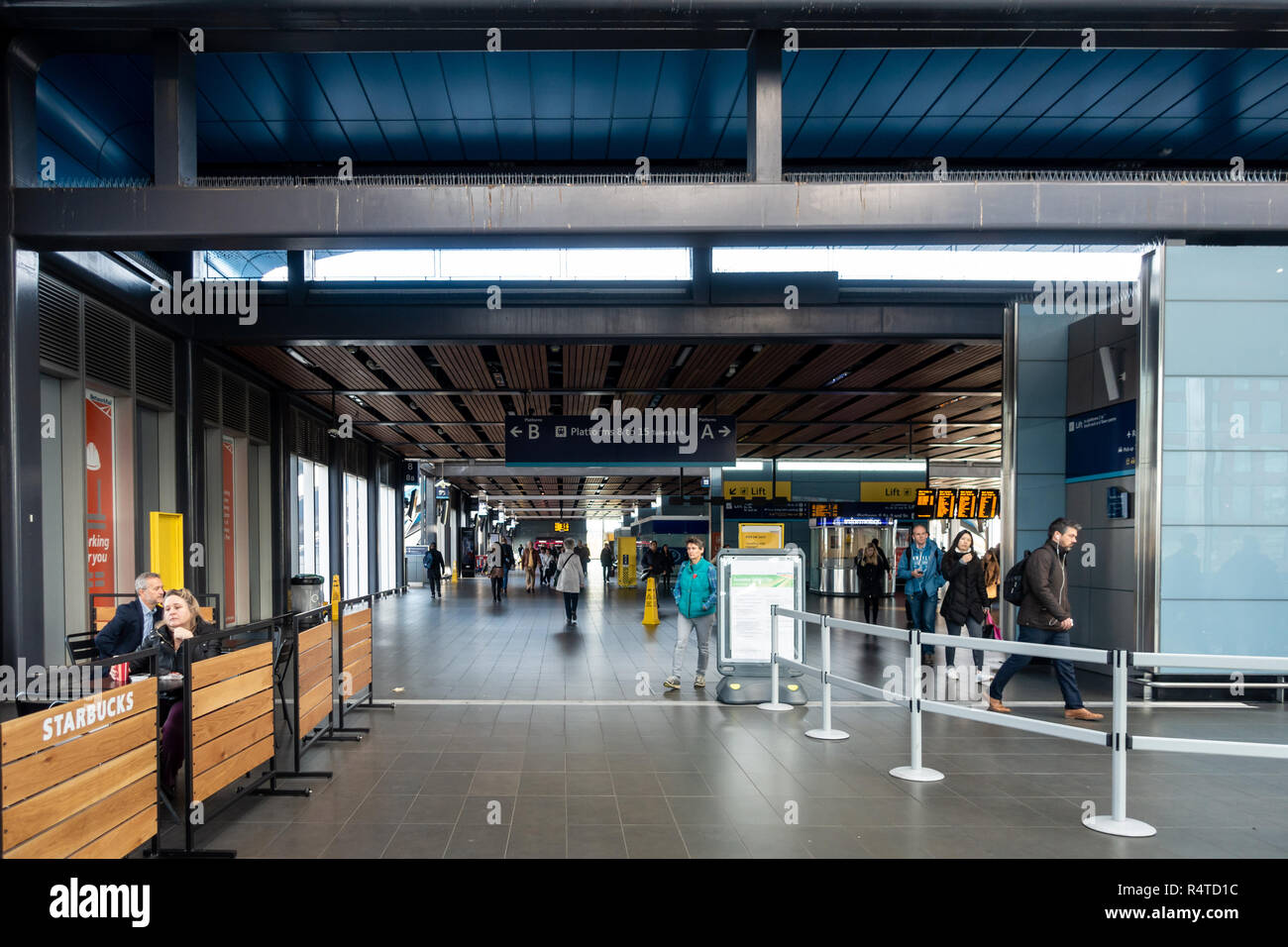 Reading station platforms hi-res stock photography and images - Alamy