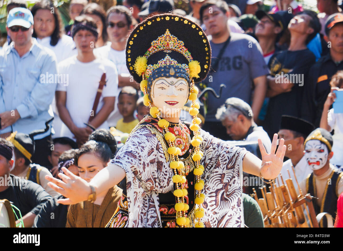 Traditional samba dance hi-res stock photography and images - Alamy