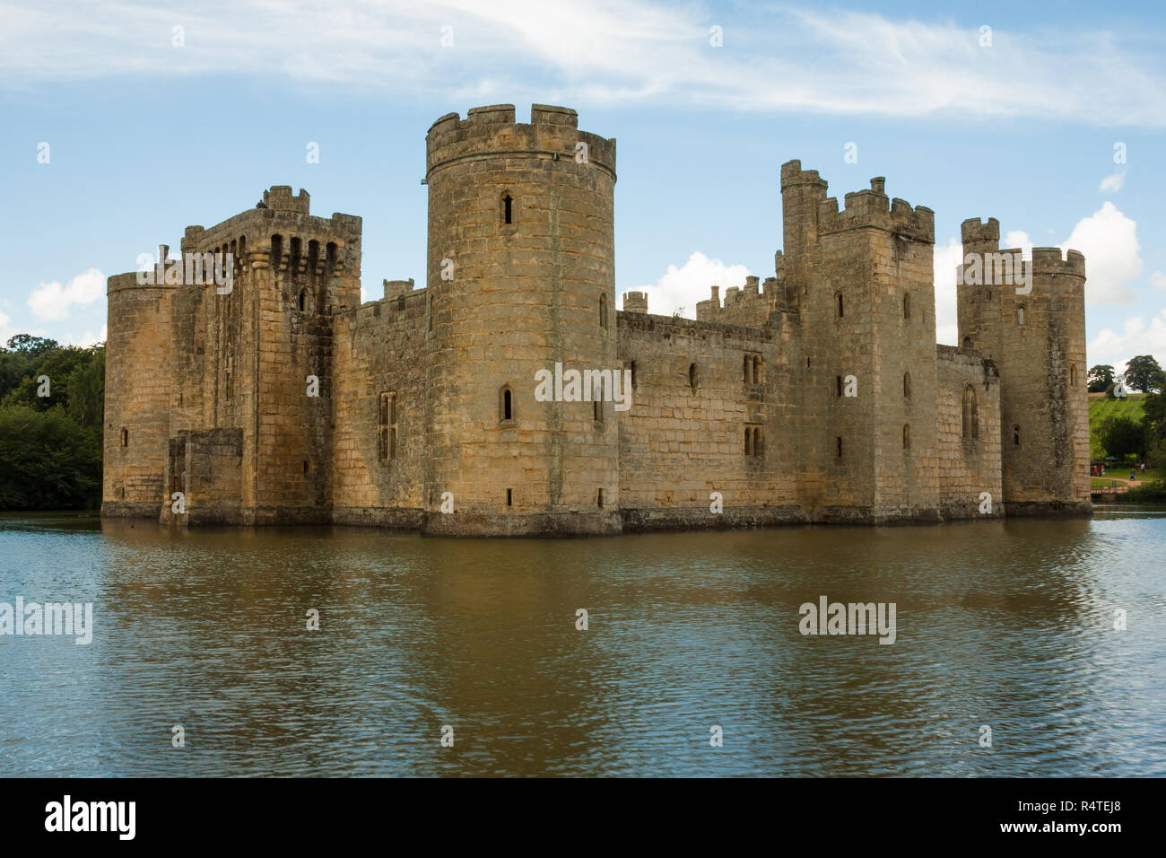 The very well-preserved Bodiam Castle surrounded by the moat, Bodiam ...