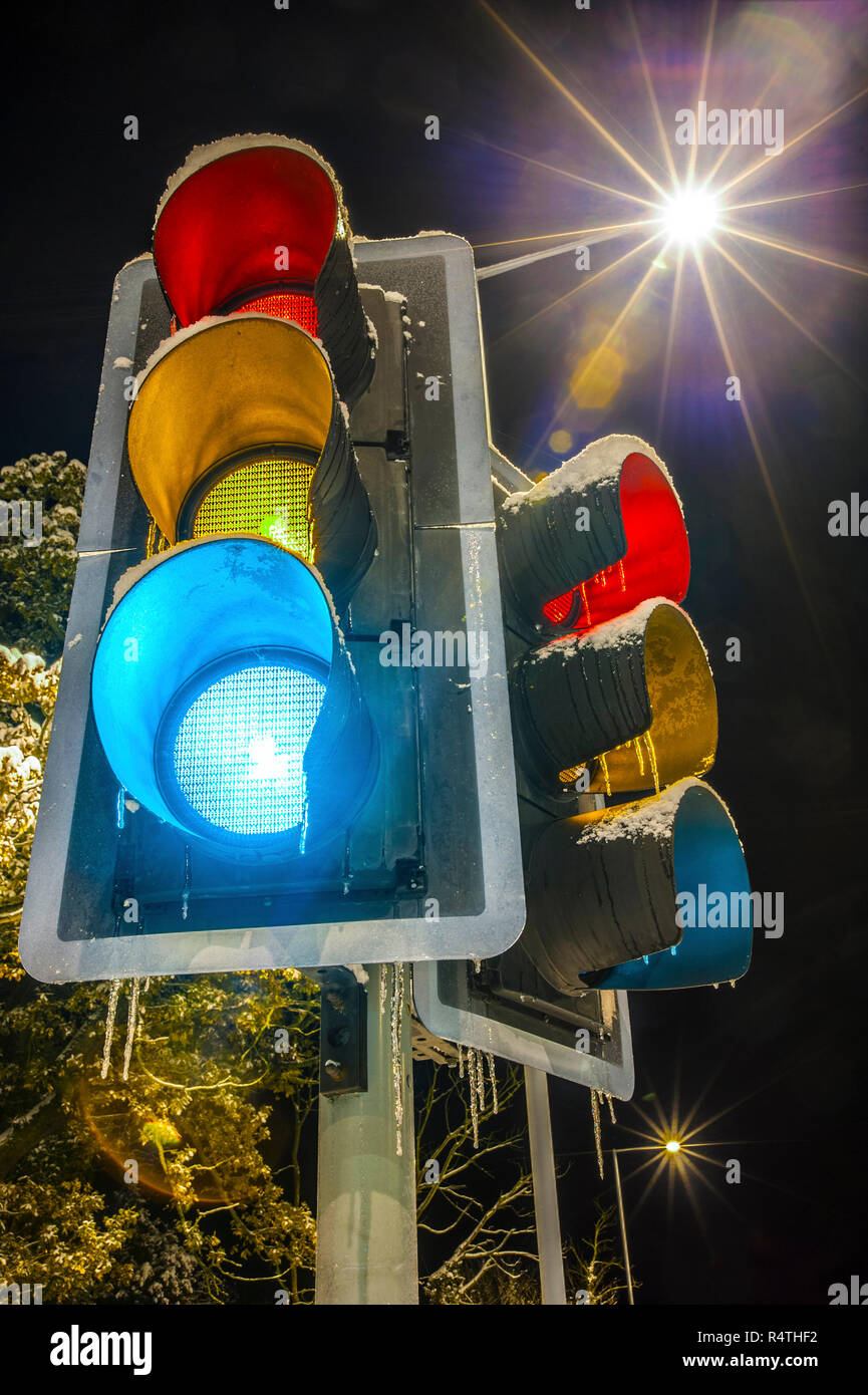 Traffic light in the snow and ice Stock Photo - Alamy
