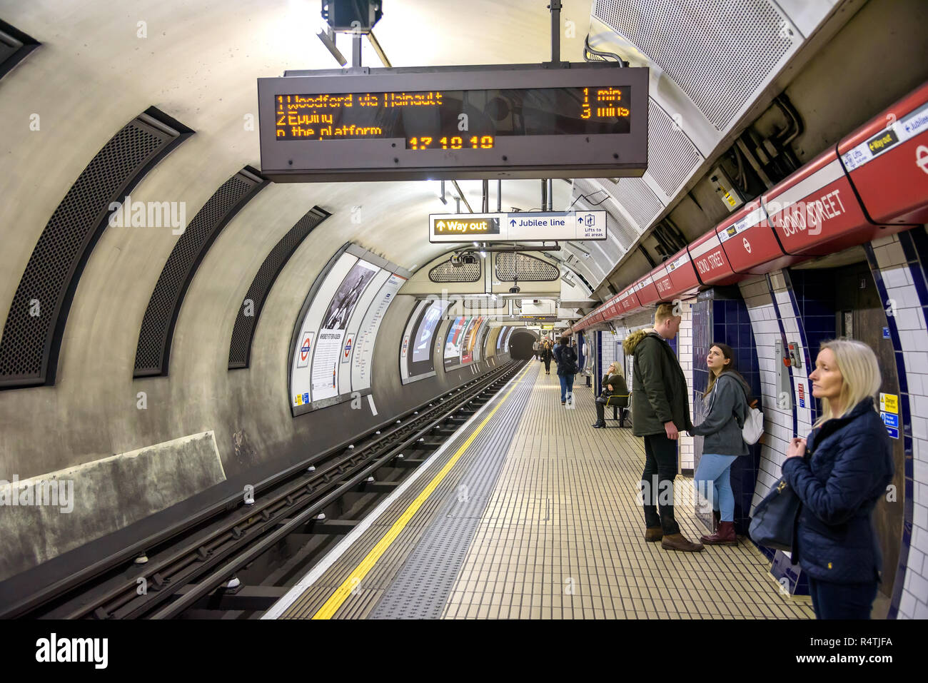 Bond street central line red hi-res stock photography and images - Alamy
