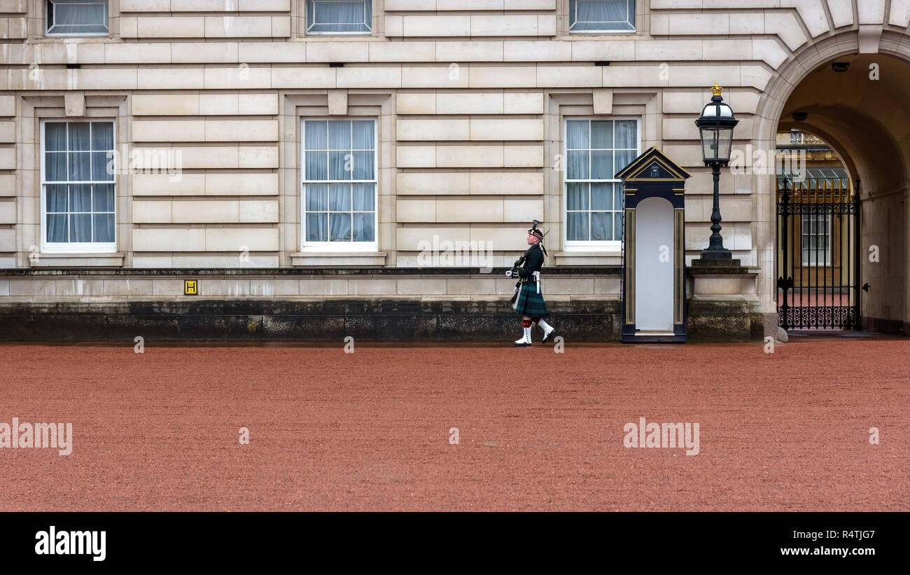 England royal guard british army uniform hi-res stock photography and ...