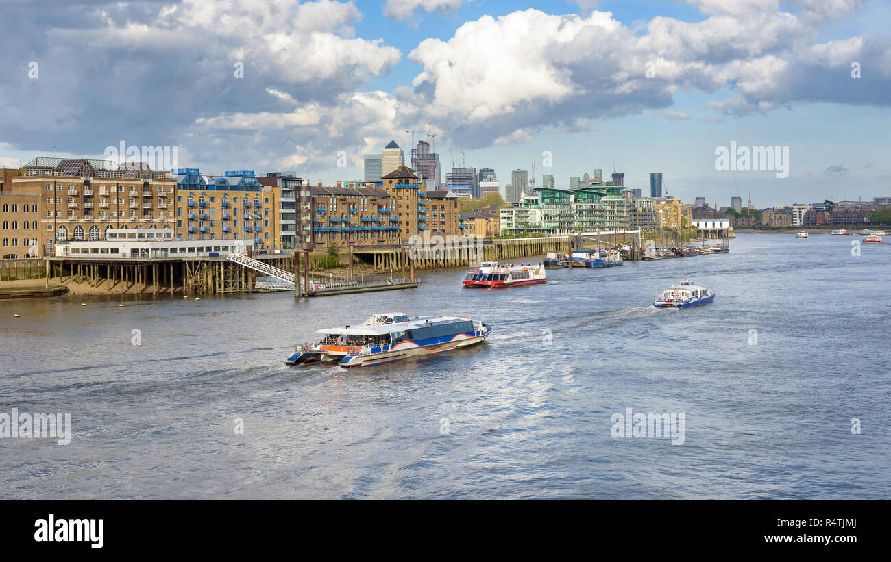 Thames tour boats hi-res stock photography and images - Alamy