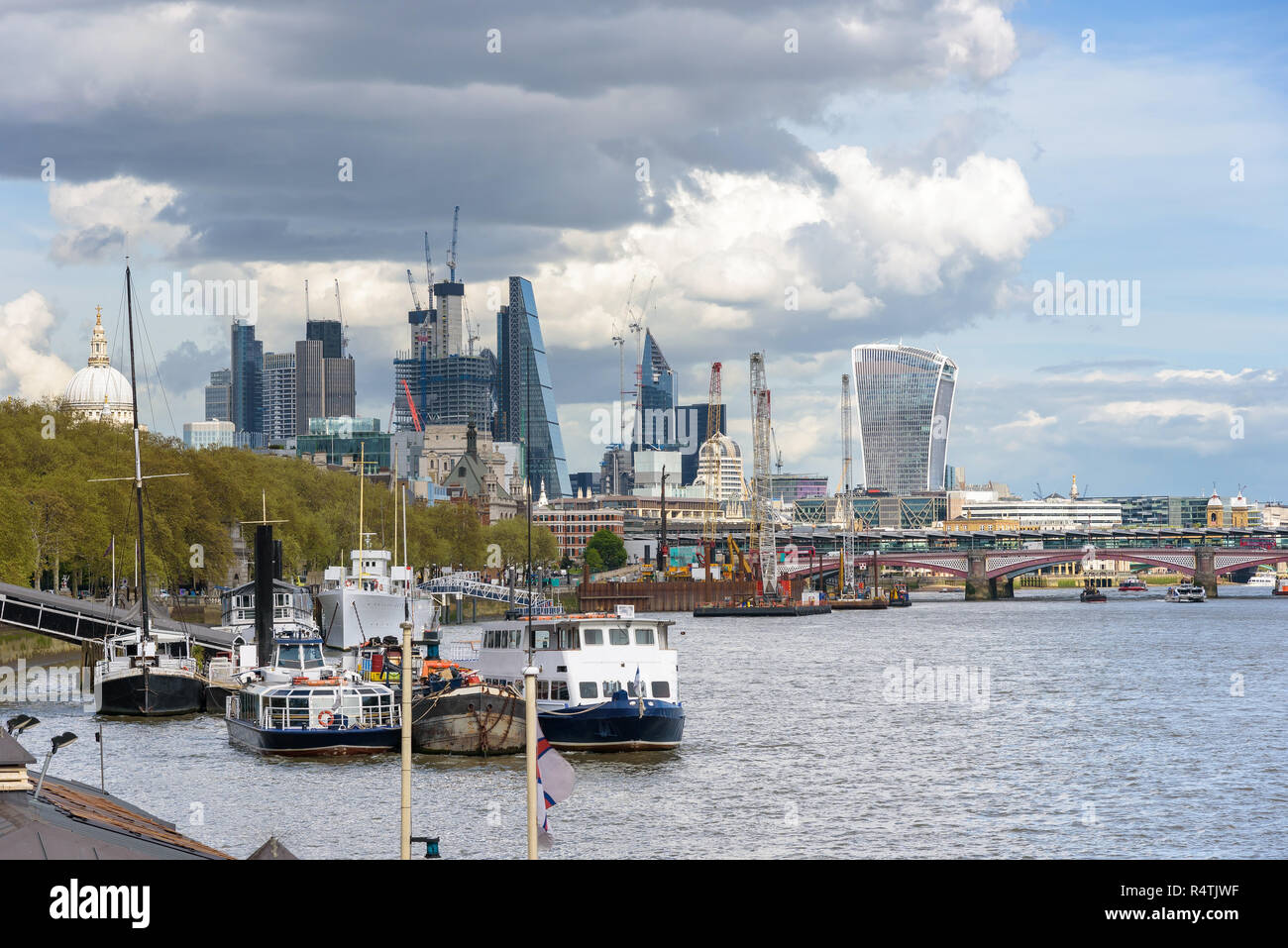Construction ships london hi-res stock photography and images - Alamy