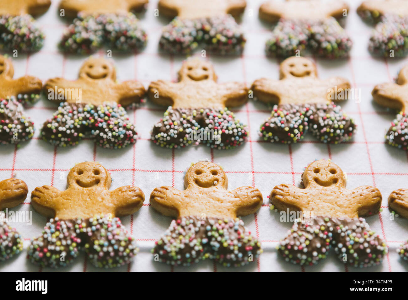Row of gingerbread men hi-res stock photography and images - Alamy