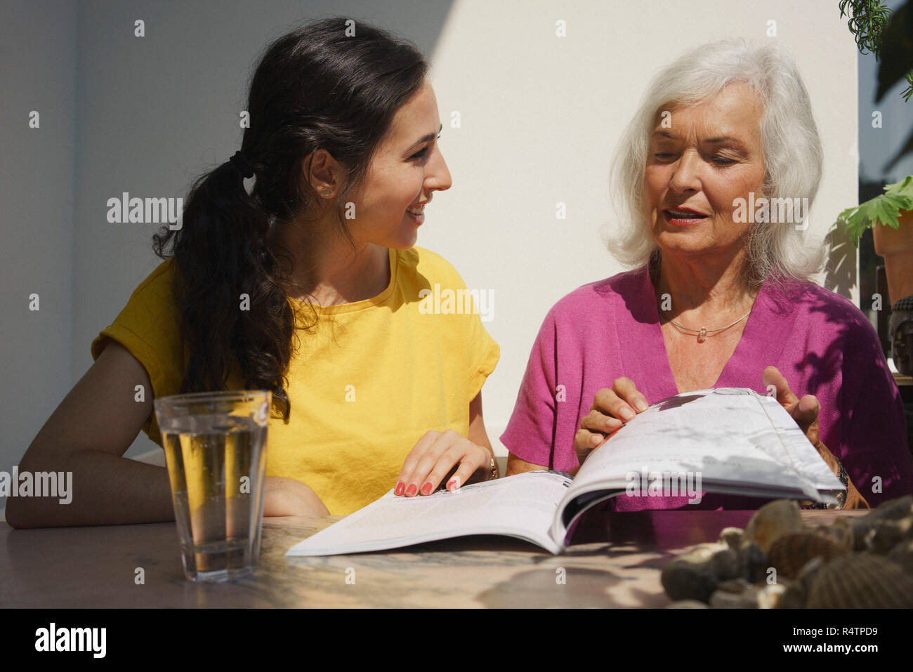 Mother daughter reading magazine hi-res stock photography and images ...