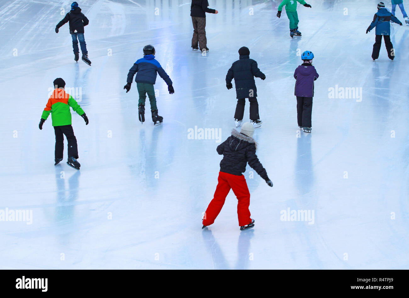 People on skates ice rink hi-res stock photography and images - Alamy