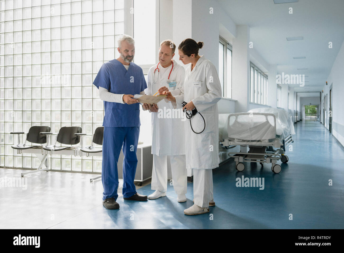 Doctors making rounds hospital hi-res stock photography and images - Alamy