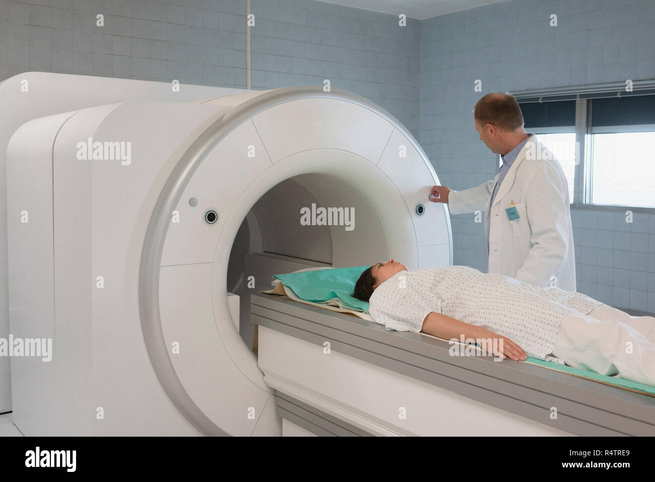 Doctor preparing patient for MRI in hospital Stock Photo - Alamy