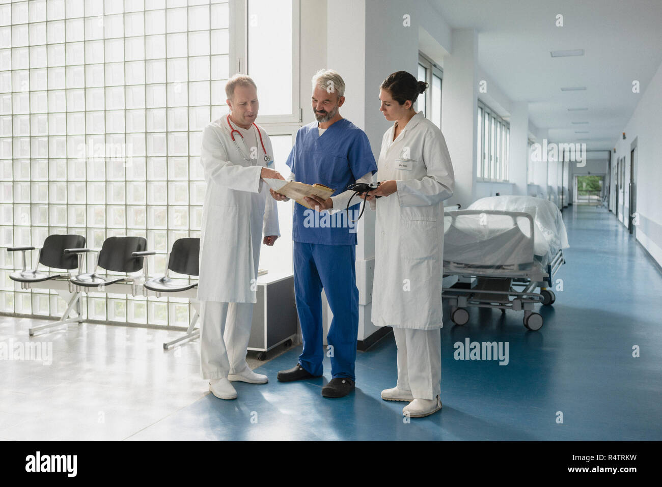 Doctors making rounds hospital hi-res stock photography and images - Alamy
