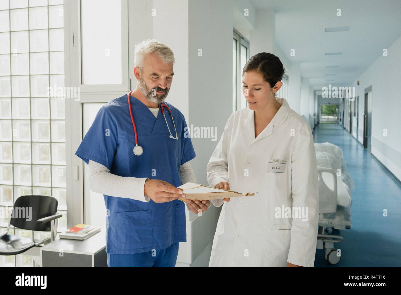 Doctors making rounds hospital hi-res stock photography and images - Alamy