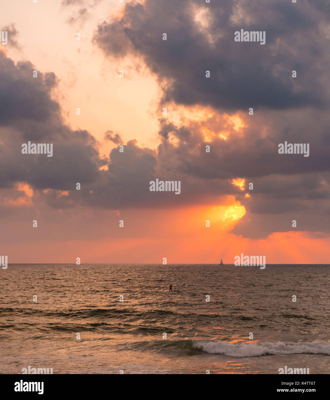 Red sunset and sea hi-res stock photography and images - Alamy