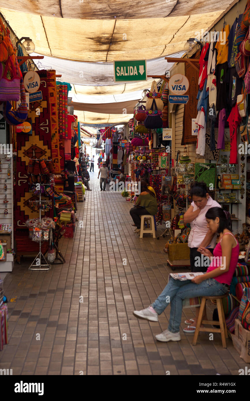 Handicraft market in Lima,Peru Stock Photo - Alamy