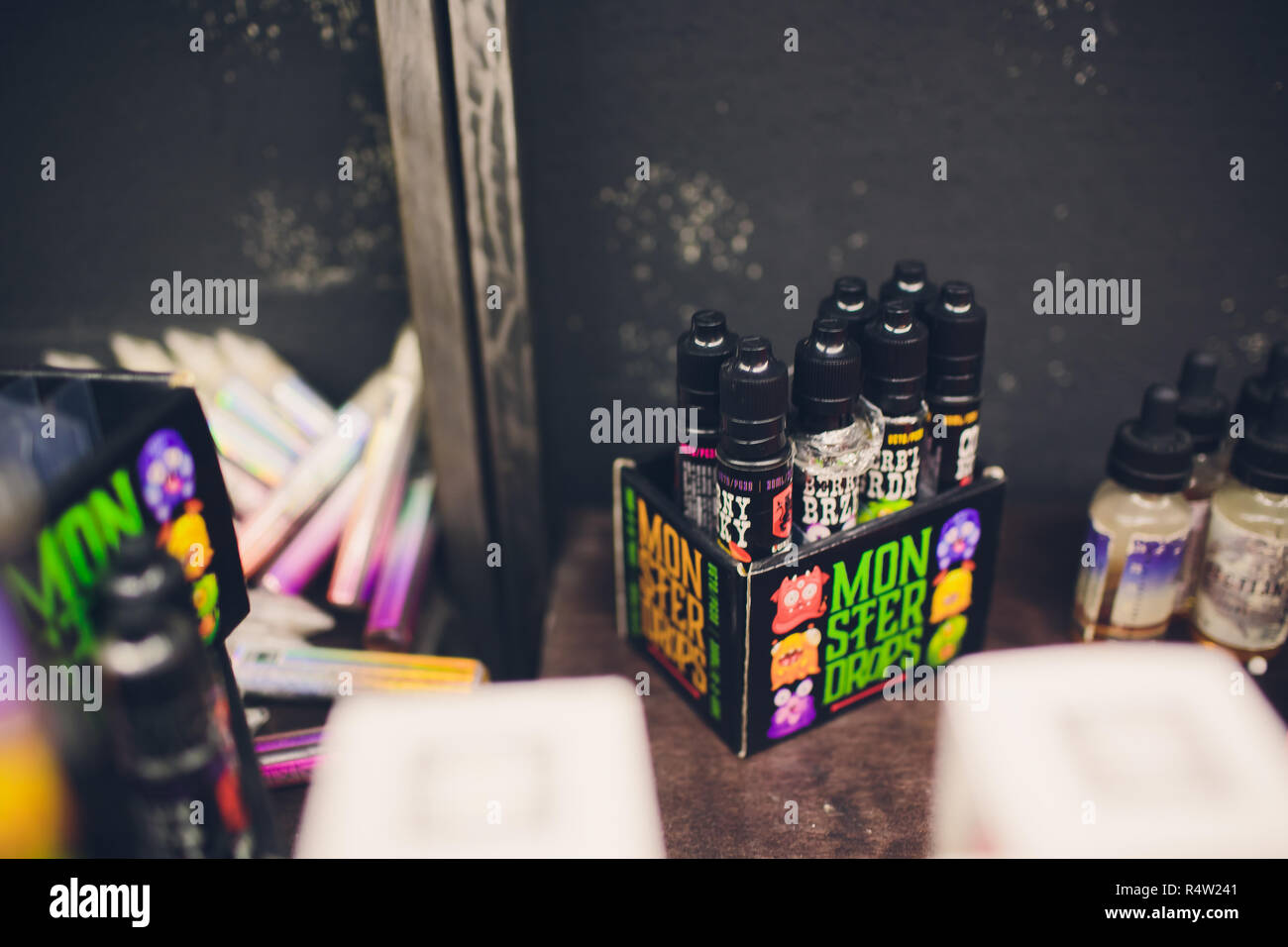 Vaping device vaporizer container e liquid hi-res stock photography and ...