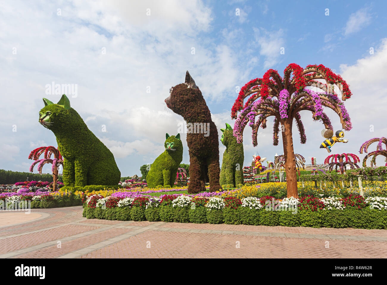 DUBAI, UAE - NOV 12, 2018: 4 (four) cats made of Flowers welcoming ...