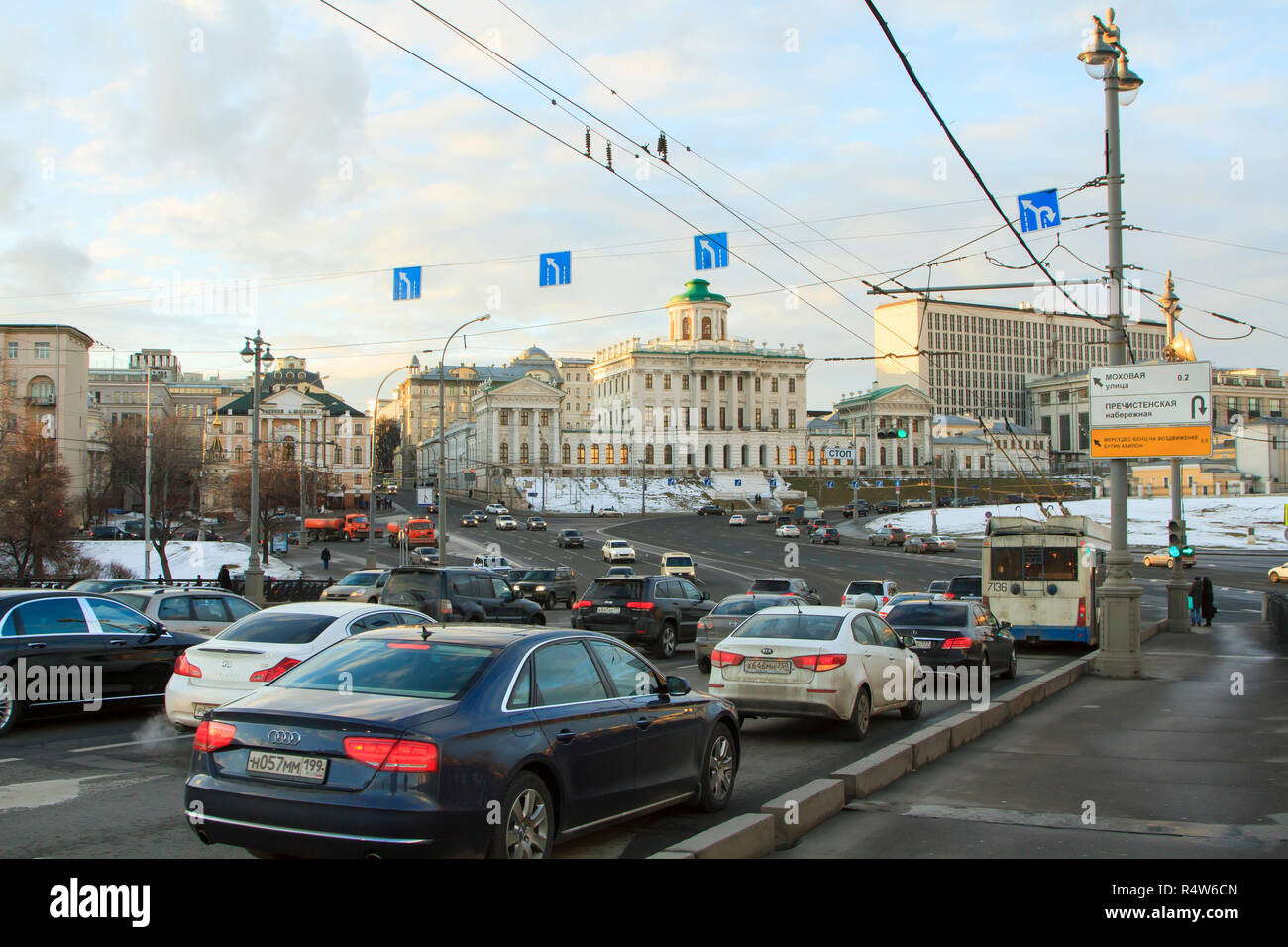 Crowded street in moscow hi-res stock photography and images - Alamy