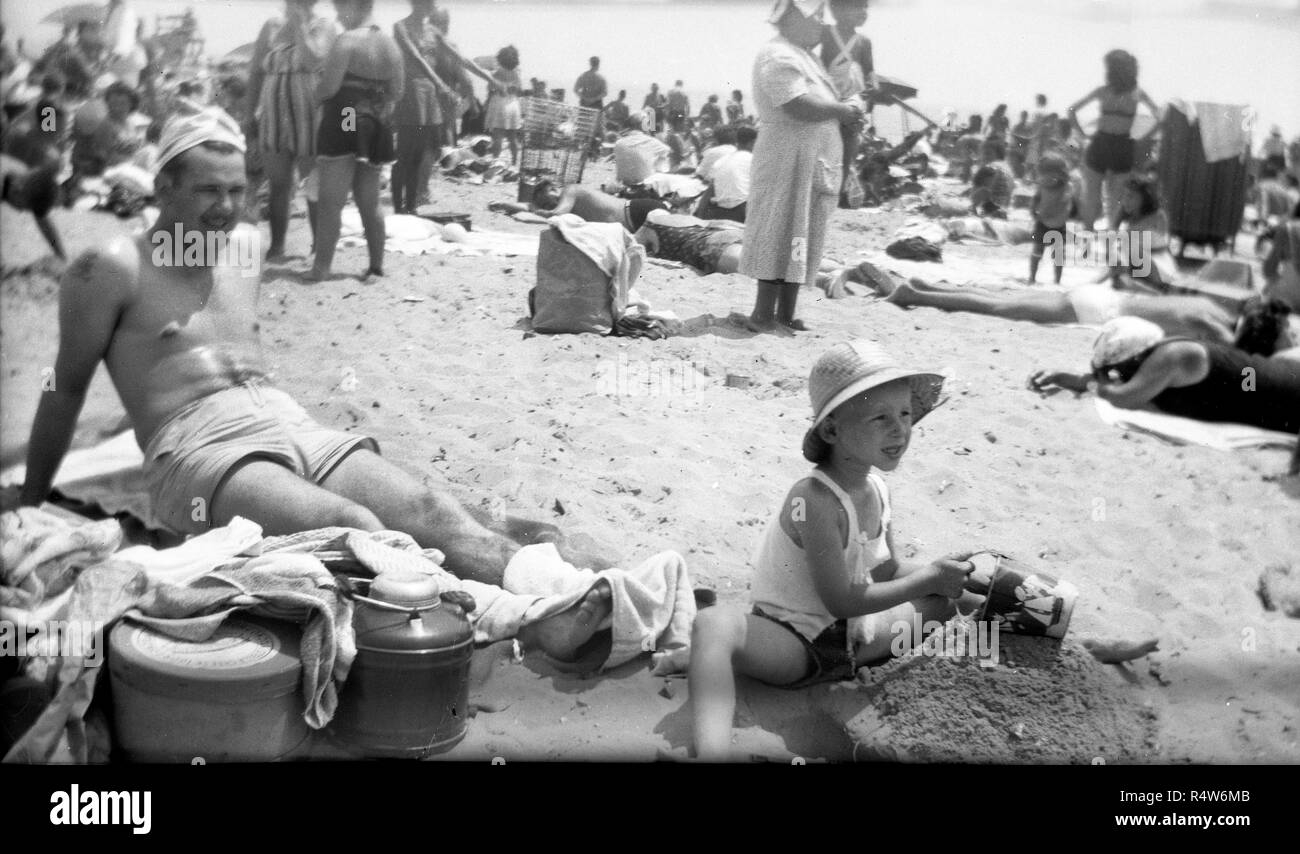 1950s beach hi-res stock photography and images - Alamy