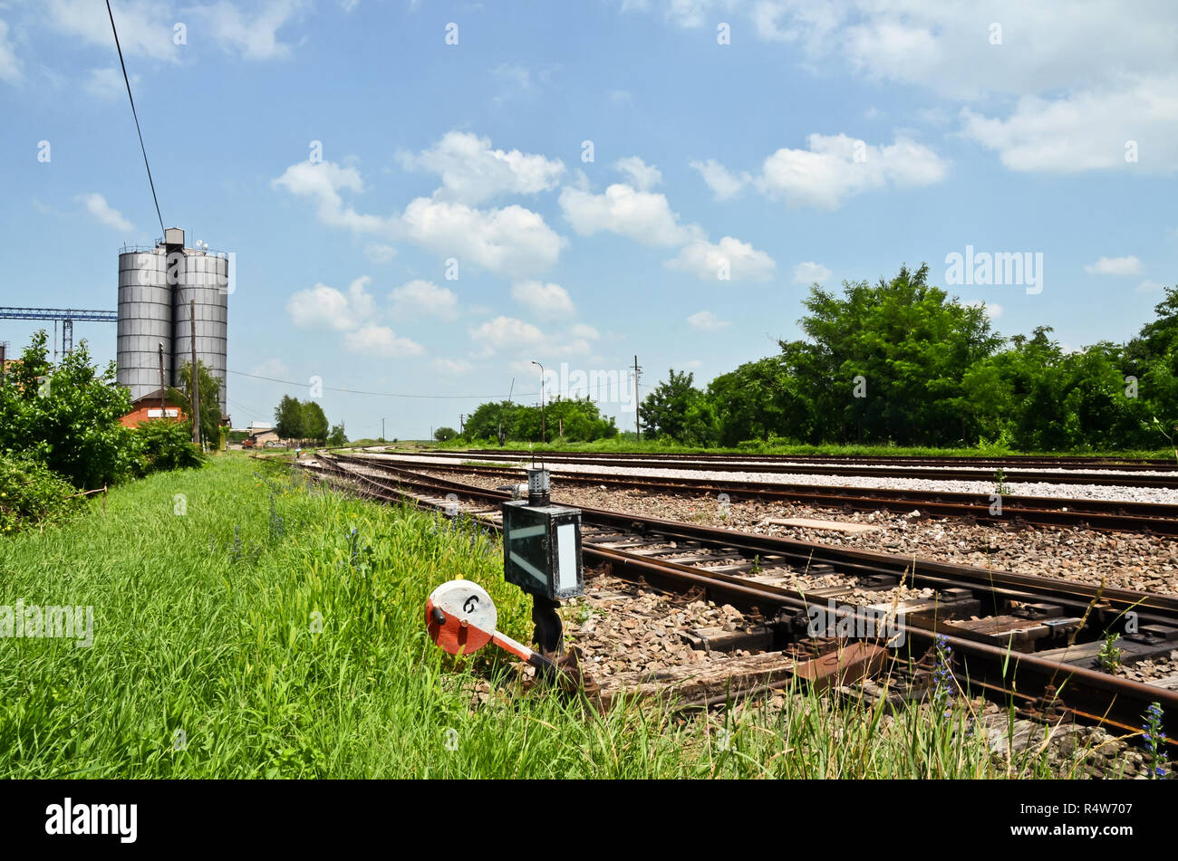 Train tracks and silos hi-res stock photography and images - Alamy