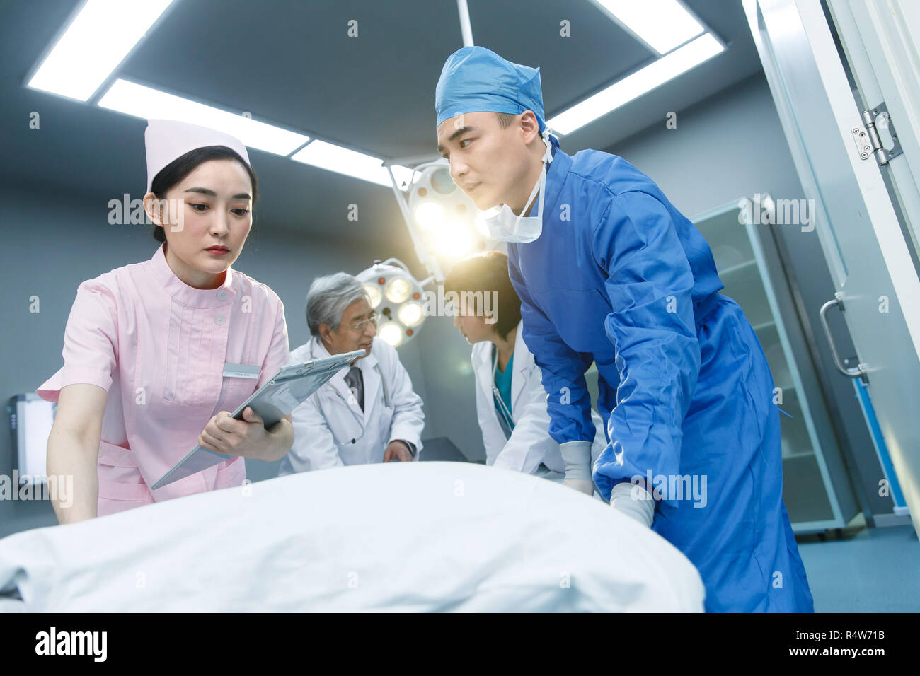 Medical workers hospital help hi-res stock photography and images - Alamy