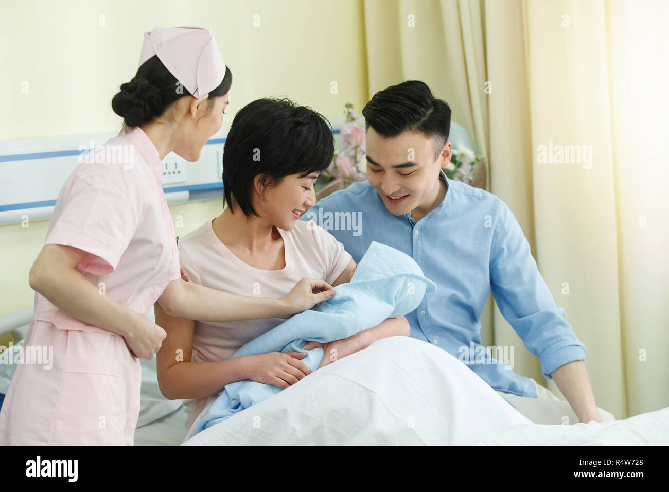 Professional couple newborn hi-res stock photography and images - Alamy