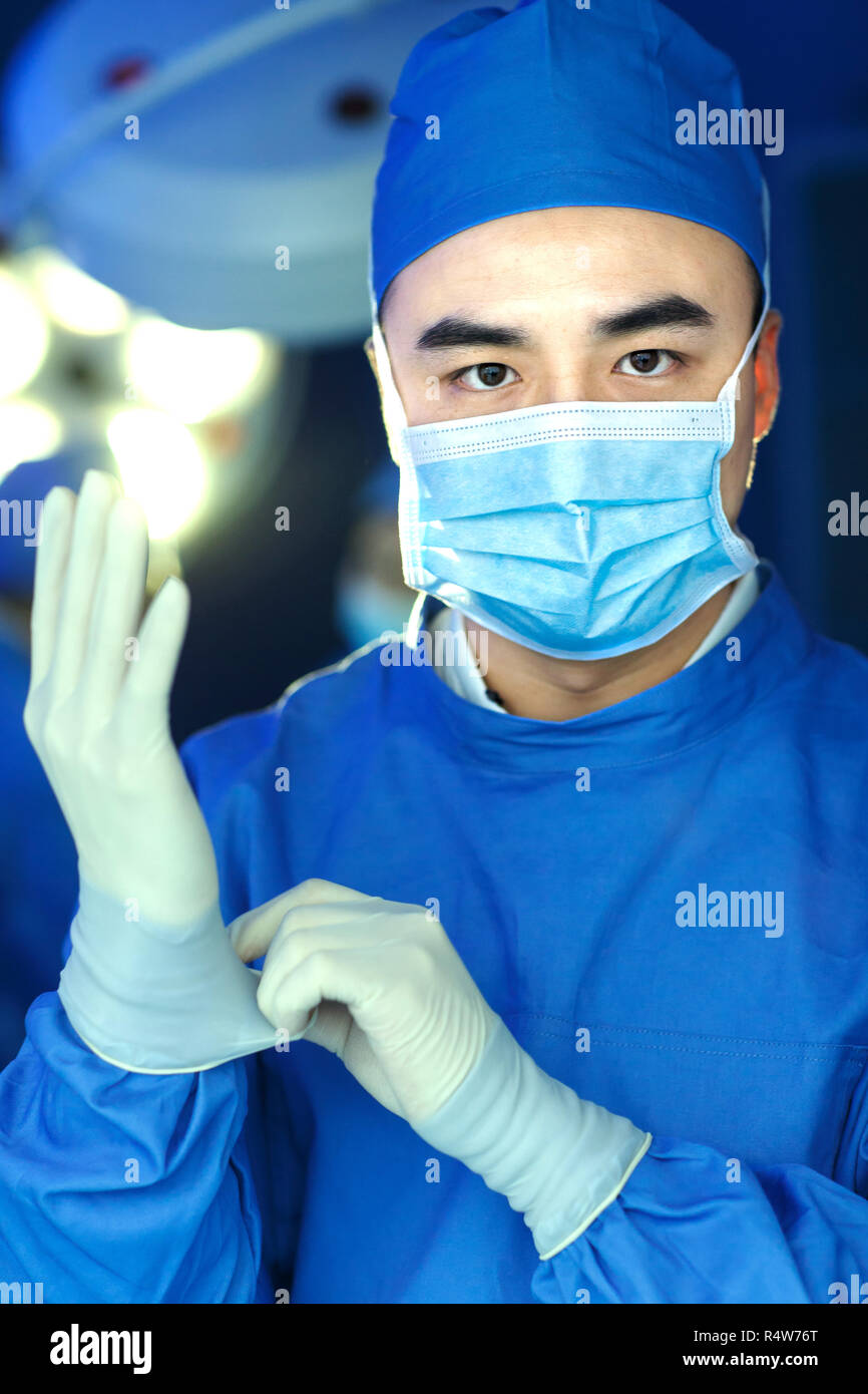 Medical workers in the operating room Stock Photo - Alamy