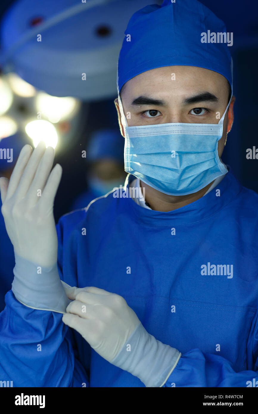 Medical workers in the operating room Stock Photo - Alamy