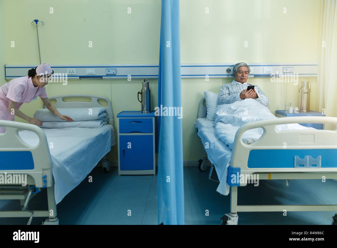 Nurses and patients in the ward Stock Photo - Alamy