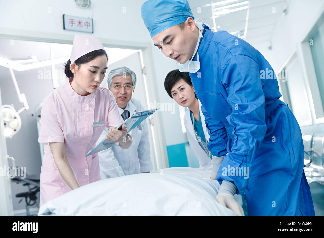 Medical workers to rescue patients Stock Photo - Alamy