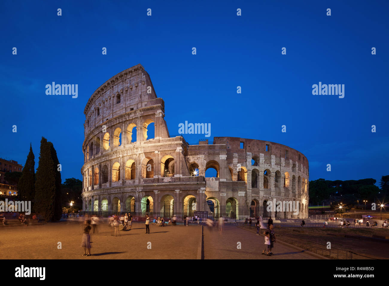 People in front colosseum rome hi-res stock photography and images - Alamy