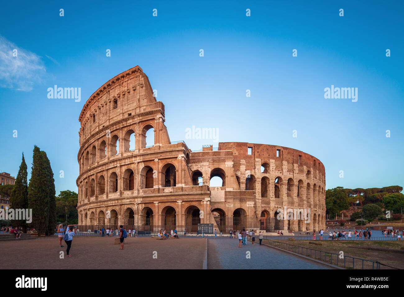 People in front colosseum rome hi-res stock photography and images - Alamy